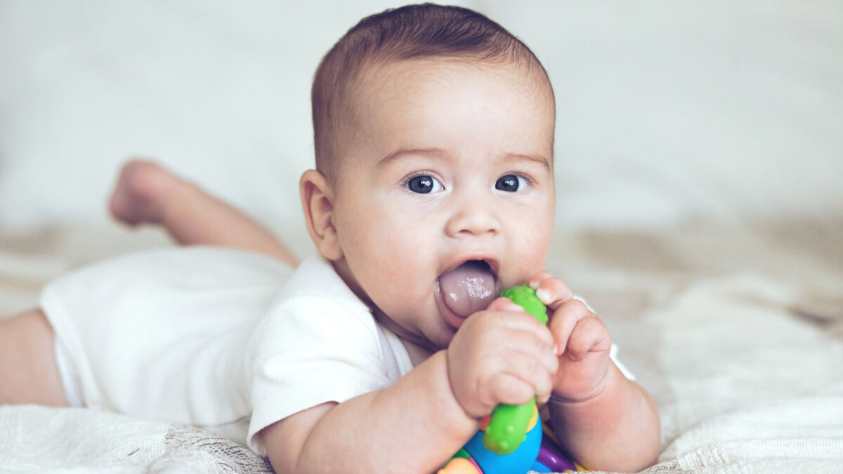 Mitos dan Fakta Penggunaan Empeng, Bunda Harus Tahu! - Baby Huki